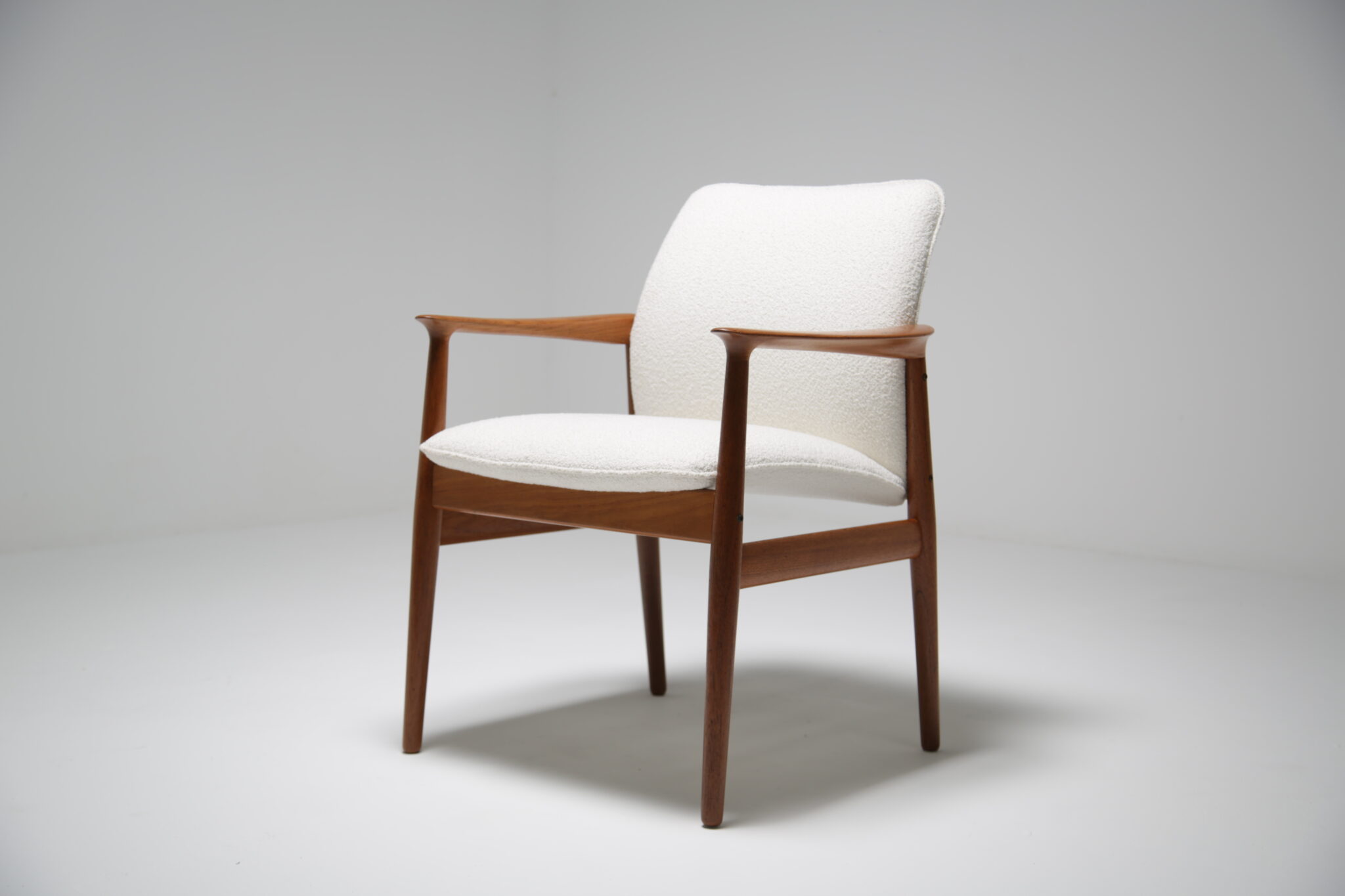 Black Leather Swivel and Tilt Lounge Chair. - The Vintage Hub