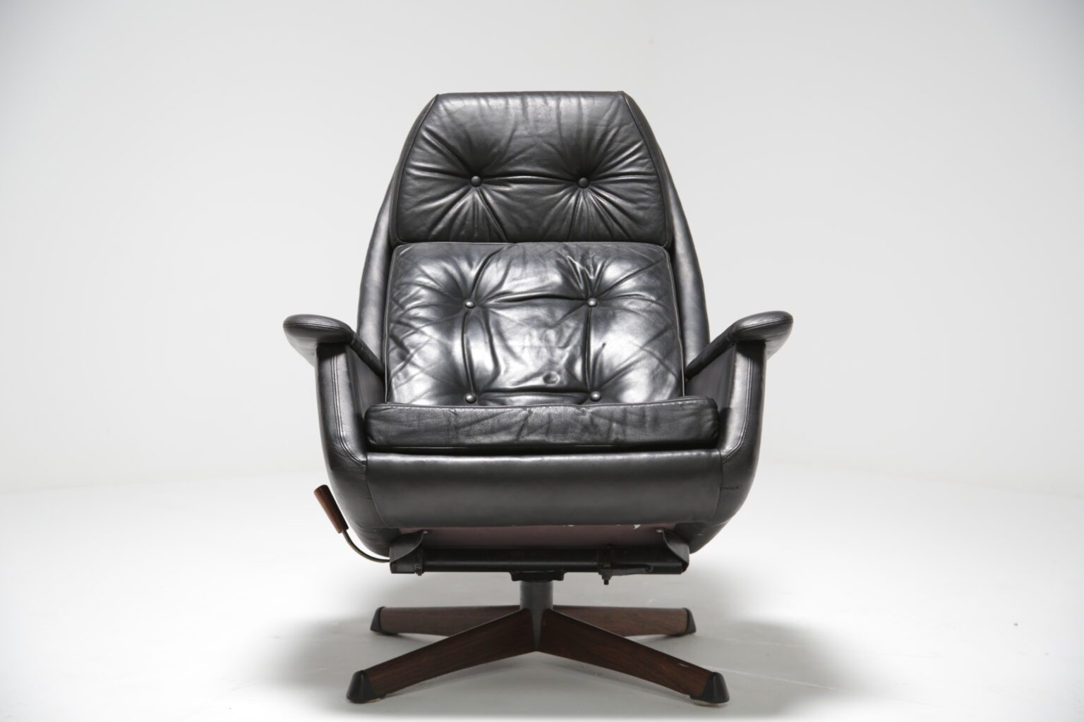 Black Leather Swivel and Tilt Lounge Chair. | The Vintage Hub