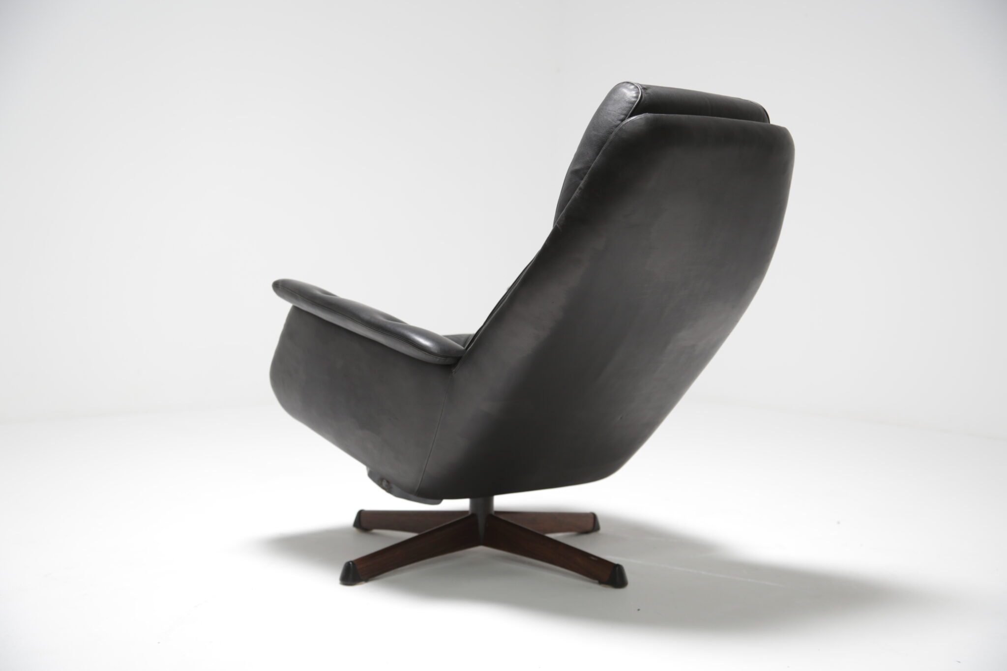 Black Leather Swivel and Tilt Lounge Chair. | The Vintage Hub