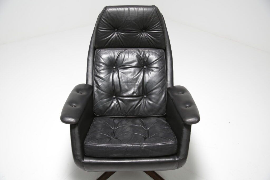 Black Leather Swivel and Tilt Lounge Chair. | The Vintage Hub